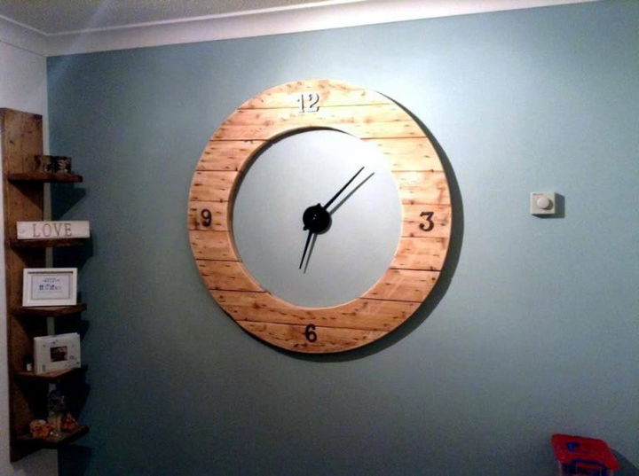 DIY Round Shape Pallet Clock - Pallets Pro
