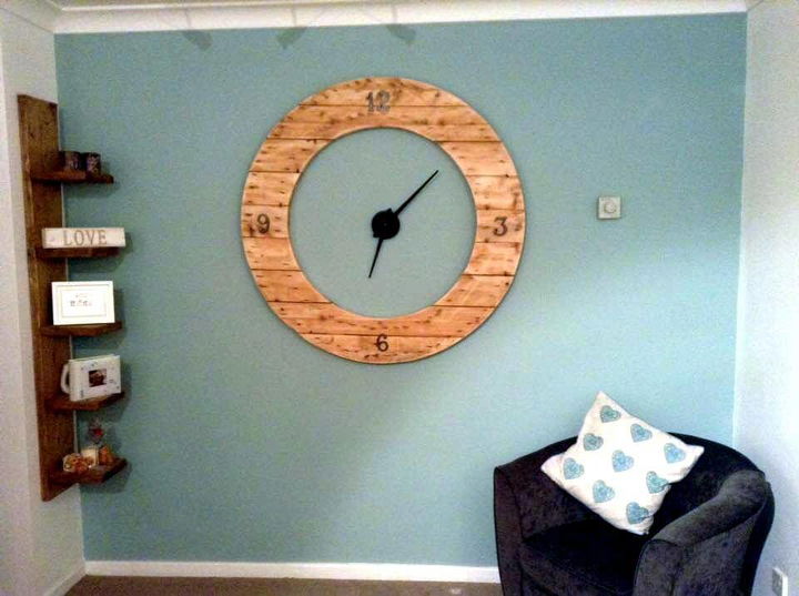DIY Round Shape Pallet Clock - Pallets Pro